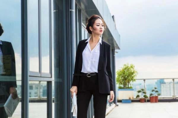 Là nhân viên phục vụ hành chính ở cơ quan có nên mặc áo trắng đi làm ...